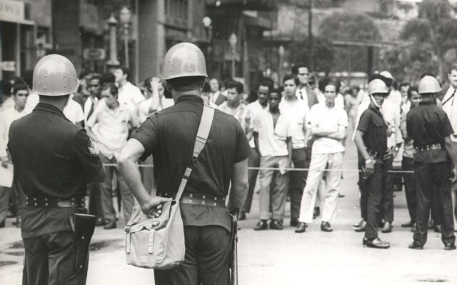 As políticas da ditadura militar voltadas à juventude - Nexo Jornal